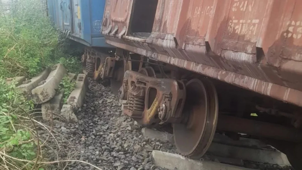 Maharashtra Goods Train Derailed Major accident in Raigarh district of ...