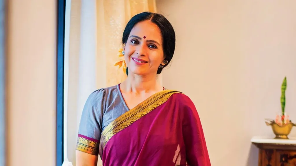 Aishwarya Narkar beats actresses in their 30s even at the age of 50 ...