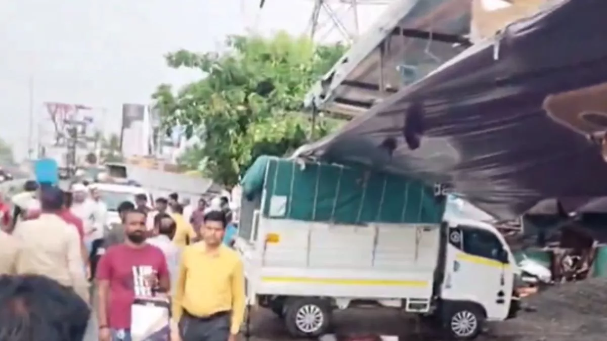 Pune Hoarding Collapse: मुंबईपाठोपाठ पुण्यातही जोरदार वाऱ्यामुळे होर्डिंग कोसळले, घोडा जखमी ...