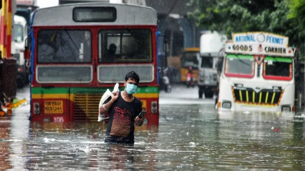 Mumbai Rains: मुंबईत मुसळधार पावसामुळे अनेक भागात पाणी साचल्याची स्थिती ...