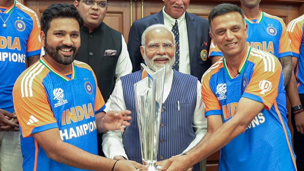 PM Modi Meets Team India: रोहित शर्मा आणि राहुल द्रविड यांनी दिली PM ...