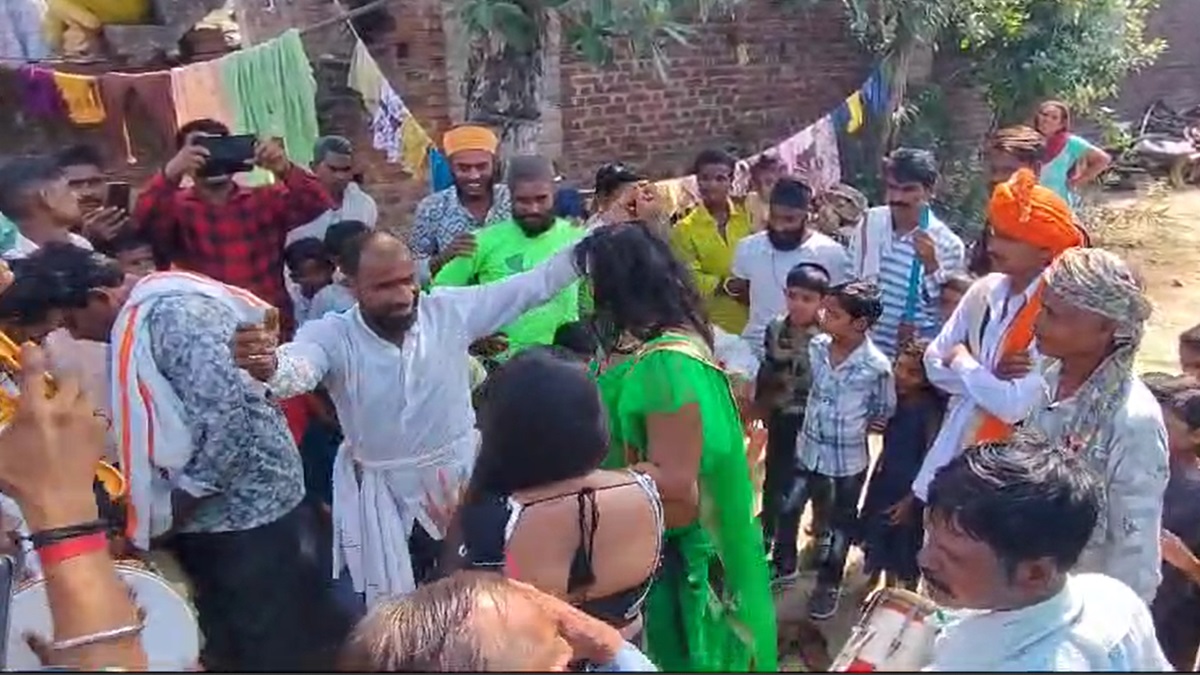 लोककला जागृत ठेवण्यासाठी ग्रामीण भागात दिवाळीनिमित्त 'गवळण नृत्य ...