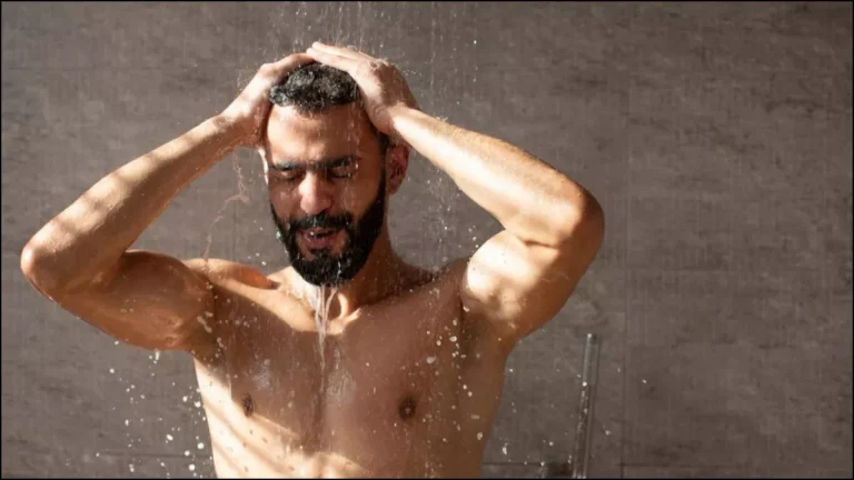 हिवाळ्यात दररोज आंघोळ करणे आवश्यक आहे की नाही? काय आहे या मागचे ...