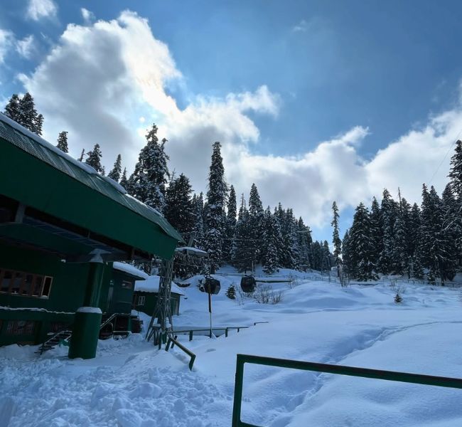 स्वर्गापेक्षा कमी सुंदर नाही गुलमर्ग, हिवाळ्यात भेट देतांना सोबत ठेवा ...