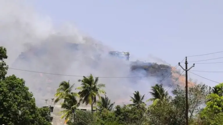 Devgiri Fort: देवगिरी किल्ल्यातील हवामहलाचा भाग कोसळला, पशु-पक्षी आगीत ...