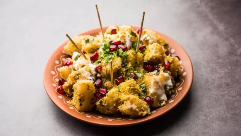 Potato Chaat Recipe: पावसात काहीतरी मसालेदार खावेसे वाटते का? एकदा ...