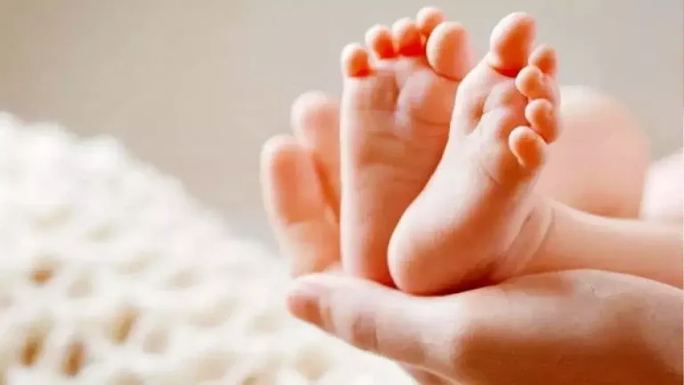 पुण्यात धक्कादायक प्रकार! 15 वर्षीय मुलीने घरातच दिला बाळाला जन्म अन् ...