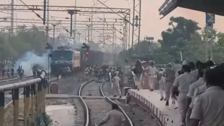 परीक्षेला निघालेल्या विद्यार्थांच्या आंदोलनाला हिंसक वळण! पाटलीपुत्र ...